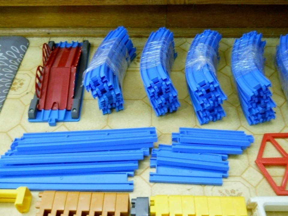 TOMY & THOMAS TRAIN ENGINE SWITCH & TRACK SECTIONS 100+ PIECE LOT ...