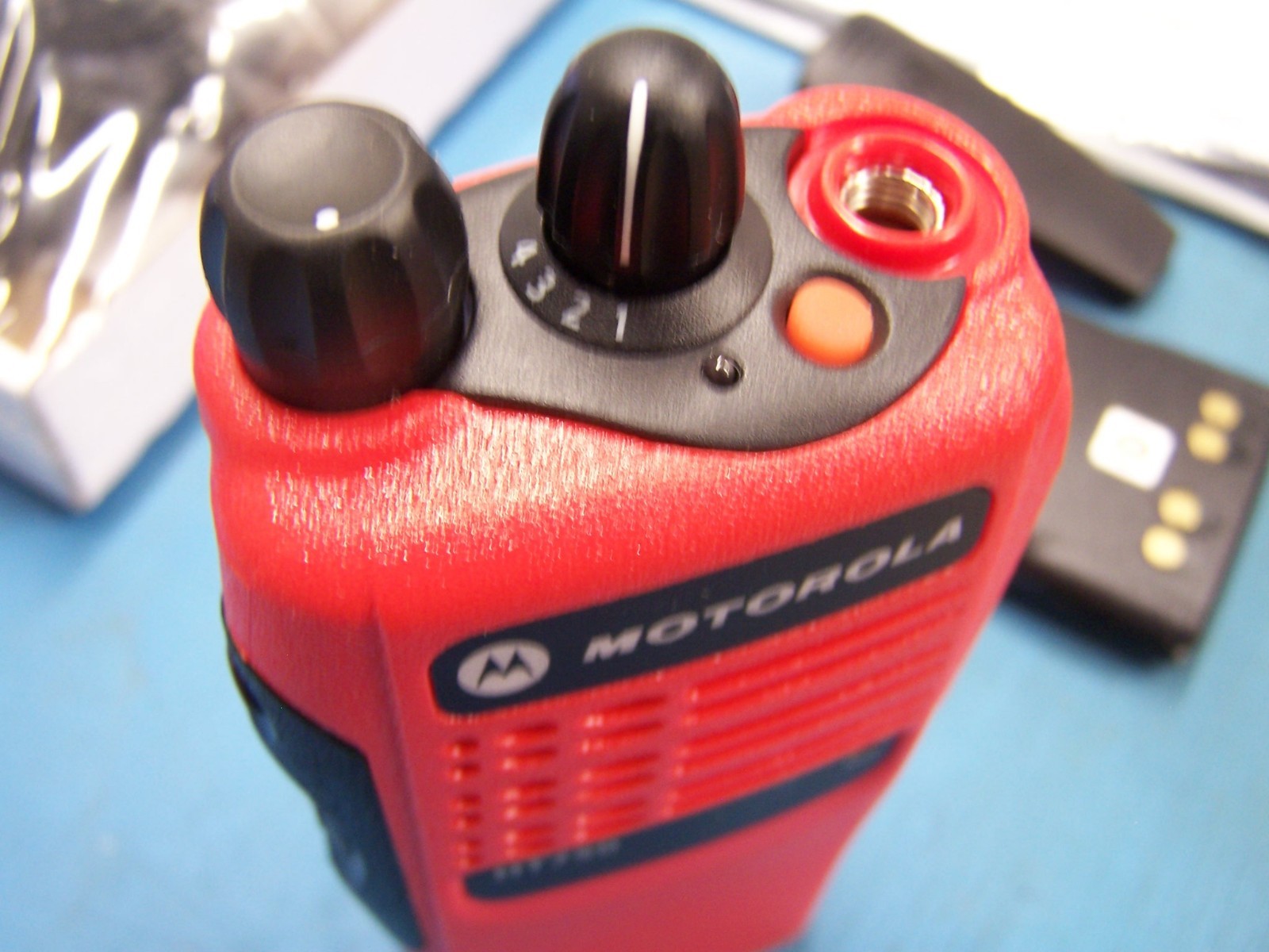 Motorola HT750 UHF 450-512MHz 4 Channel AAH25SDC9AA2AN New "VFD" Red ...