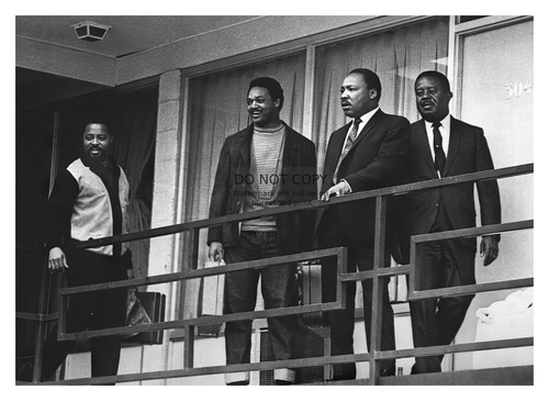 MARTIN LUTHER KING JR. ON THE BALCONY OF THE LORRAINE MOTEL 5X7 B&W ...