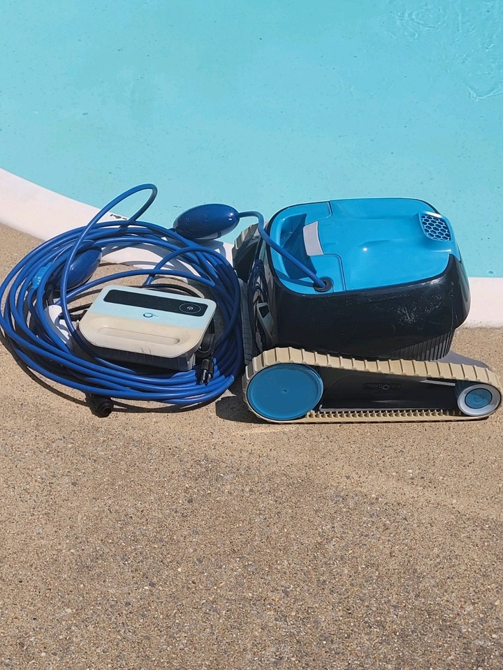Maytronics Dolphin Nautilus CC robotic pool cleaner Vacuum Great ...