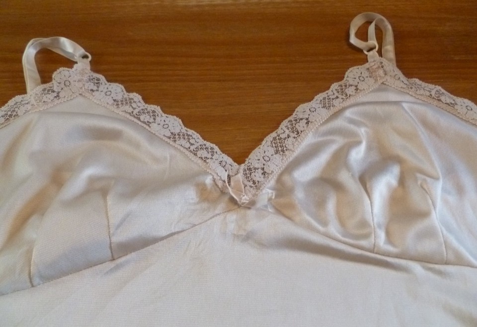 VINTAGE PRETTY LT NUDE SILKY NYLON LONG FULL SLIP PRETTY LACE SIZE 14 ...