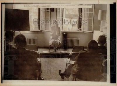 1975 Press Photo Mary Belcher conducts transcendental meditation class ...