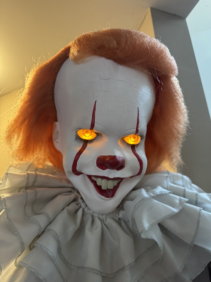 Spirit Halloween Animatronic Halloween prop Animated LifeSize Pennywise ...