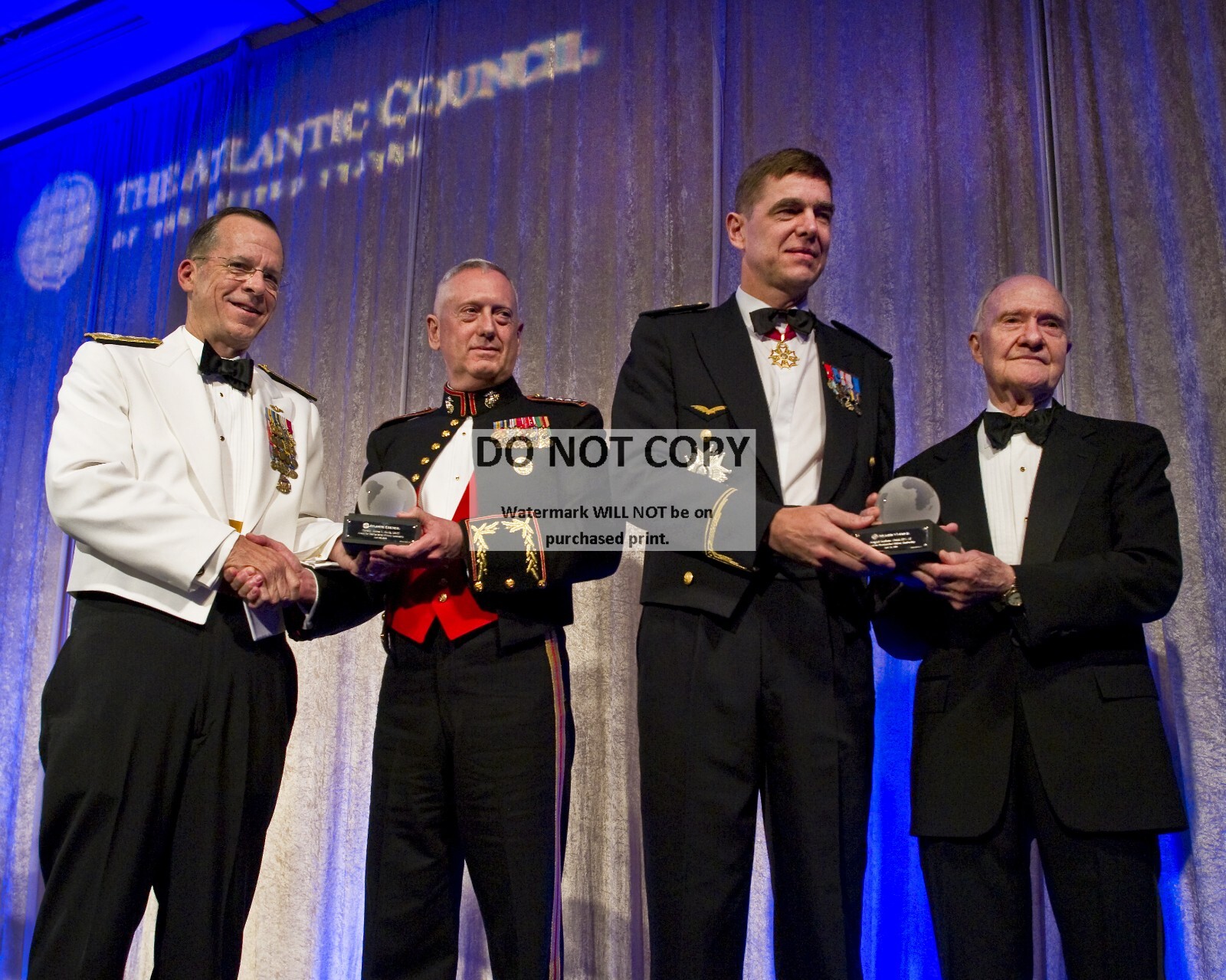 GENERAL JIM MATTIS RECEIVES AWARD FROM ADMIRAL MIKE MULLEN - 8X10 PHOTO ...