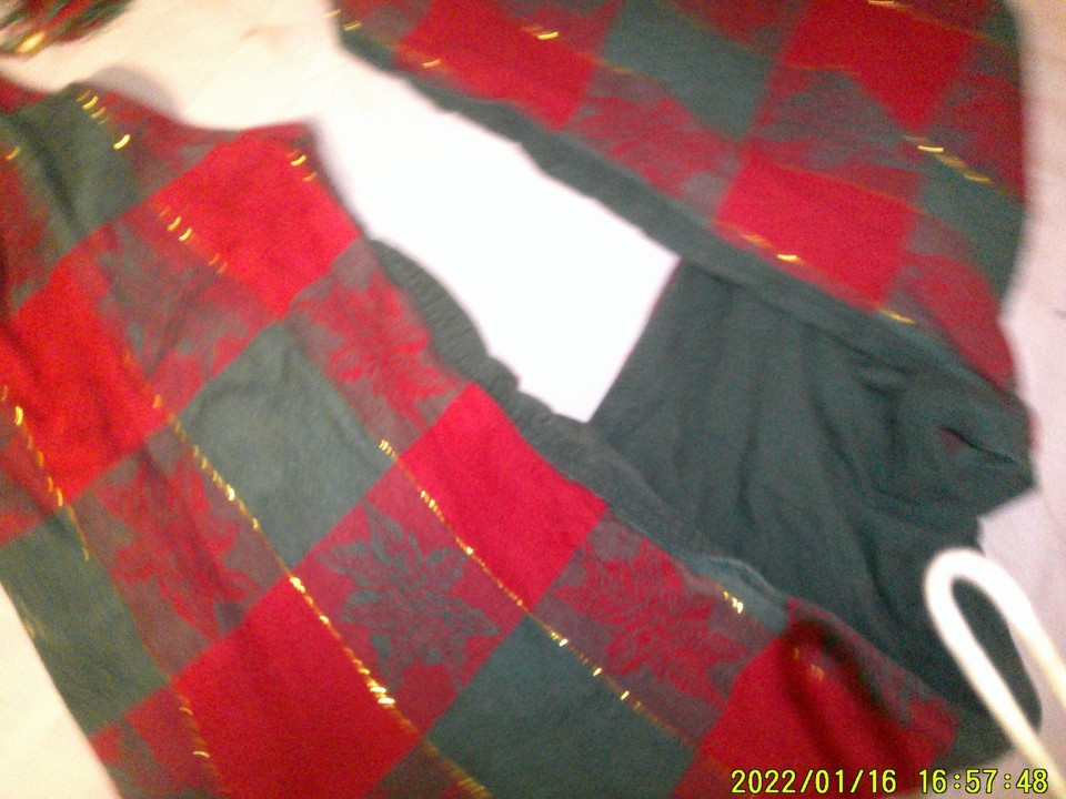 VINTAGE CHRISTMAS THEME TABLE RUNNER RED GREEN BLOCK SQUARE LEAF ...