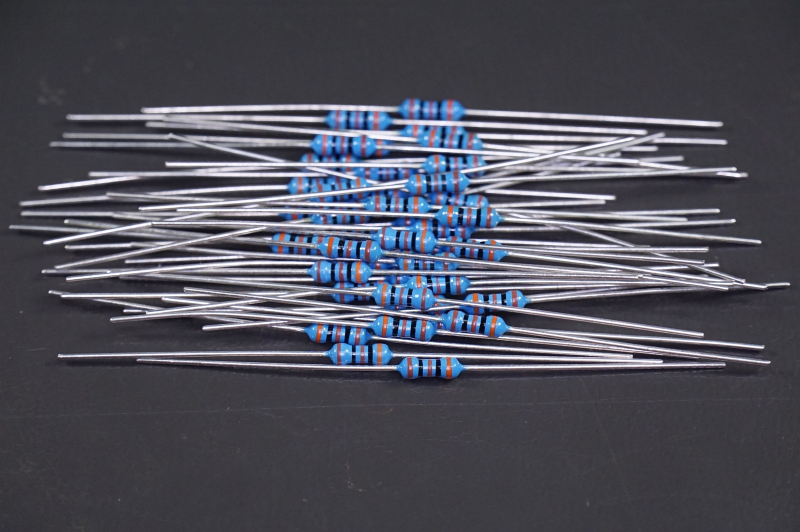 Lot of 40 MFR-25FBF-301R Yageo Metal Film Resistor 301 Ohm 250mW 1/4W 1 ...