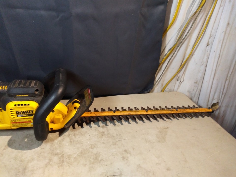 Dewalt 20v Max Li-Ion 22 In. Hedge Trimmer (Tool Only) DCHT820B #526 ...