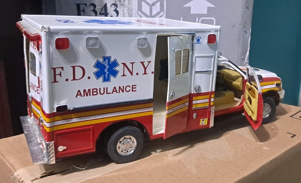 1:18 Ford Excursion Ambulance 911 WTC FDNY FIRE DEPT. 1 OF 1 | eBay