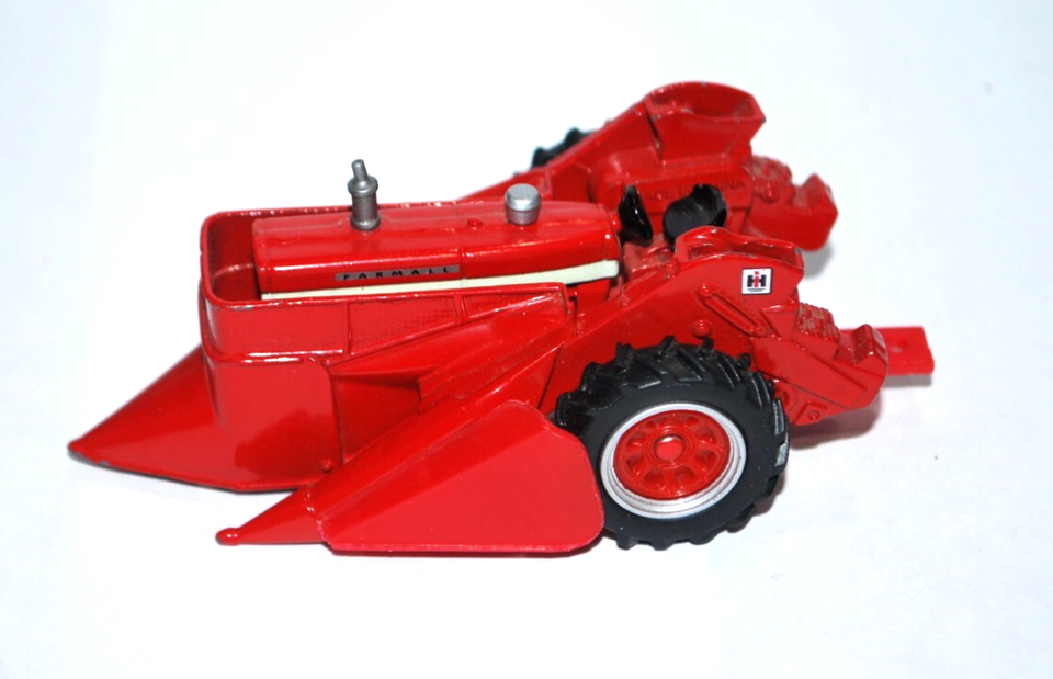 Vintage ERTL Die-cast IH Farmall 560 Tractor Mounted corn picker Red 1/ ...