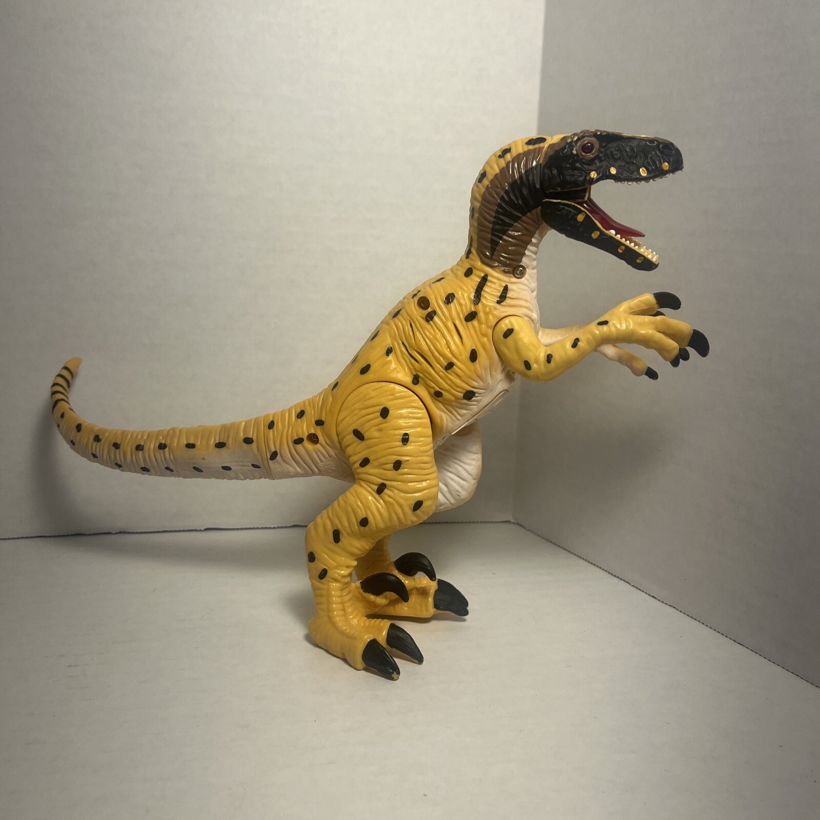 TEERRA BY BATTAT - ELECTRONIC DINOSAUR WITH LIGHT & SOUND - UTAHRAPTOR ...