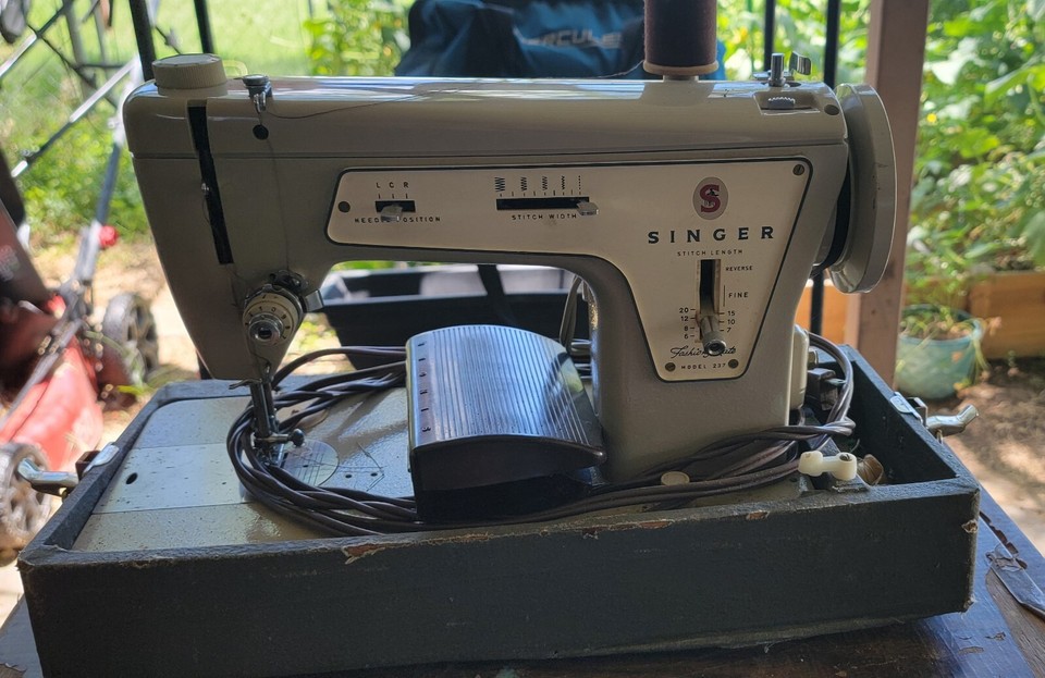 Singer Sewing Machine Model 237 Fashion Mate w/Carrying Case Vintage ...