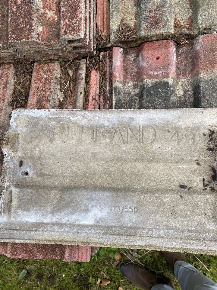 Redland 49 roof tiles. Individually cleaned of moss. Quantity around ...