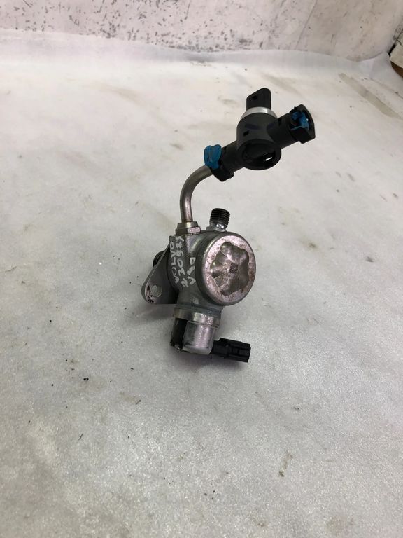 Volvo V40 Cross country 2017 Petrol fuel high pressure pump 31437903 ...