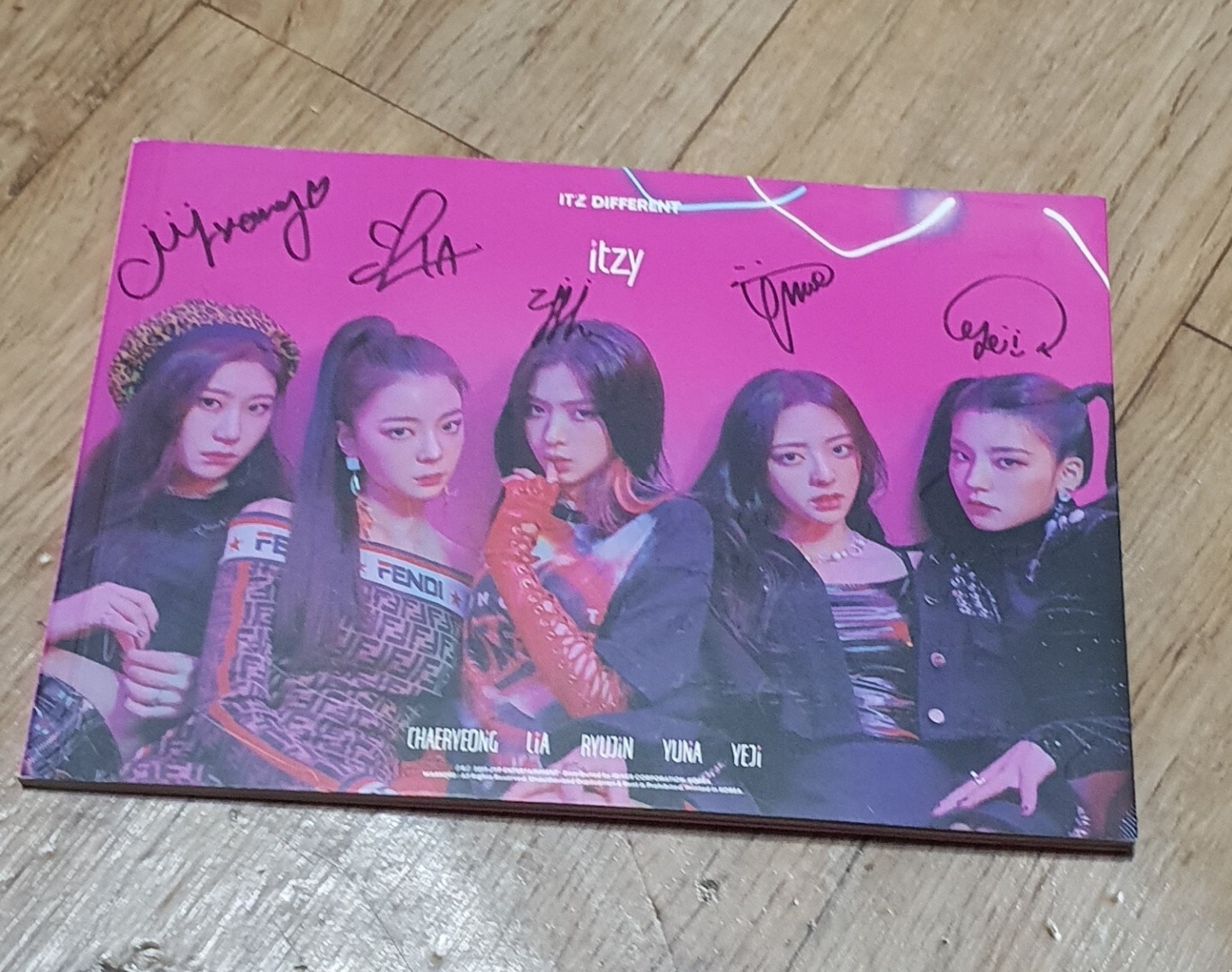 ITZY [IT'z different] DEBUT PROMO Digital single album Autographed ...