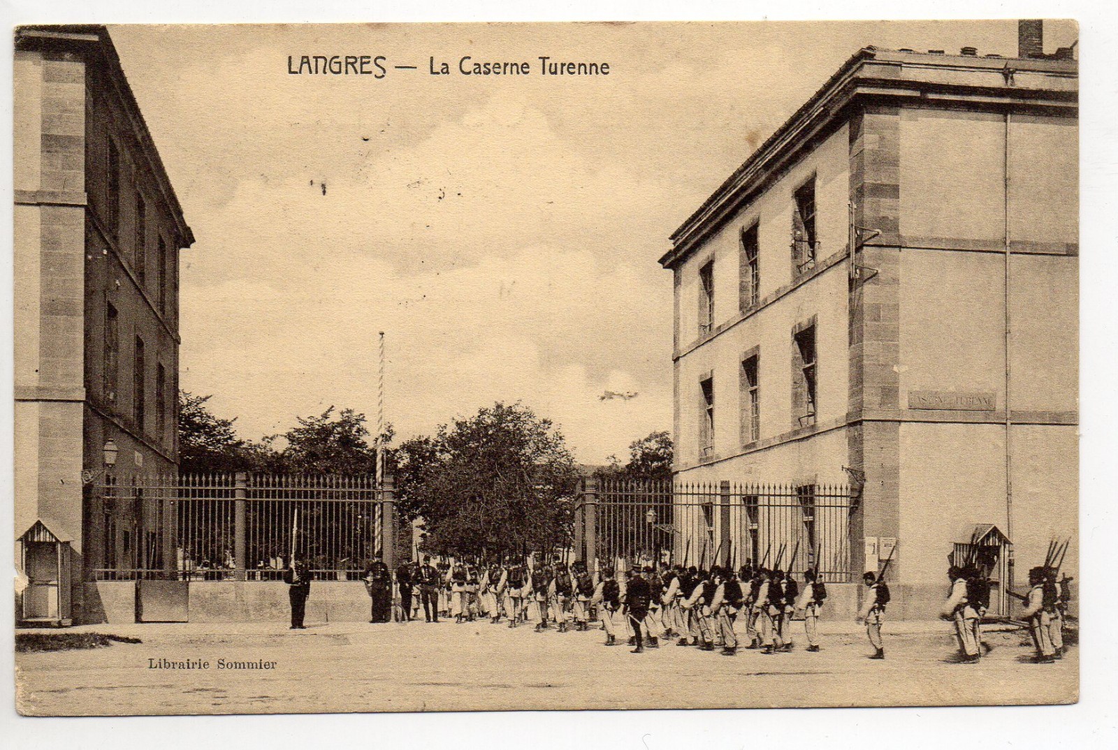Thème VIE MILITAIRE CASERNES CPA 52 LANGRES Caserne Turenne rentrée de ...