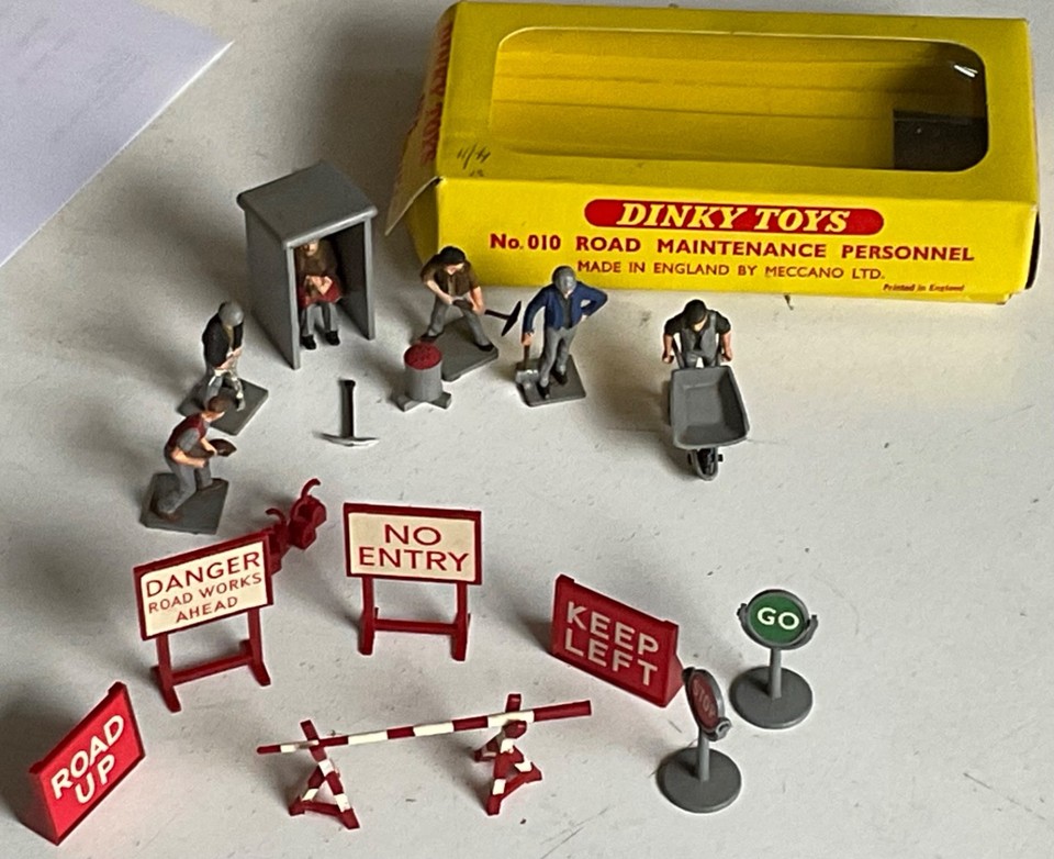 Dinky Toys 010 Road Maintenance Personnel Set in original box + Extras ...