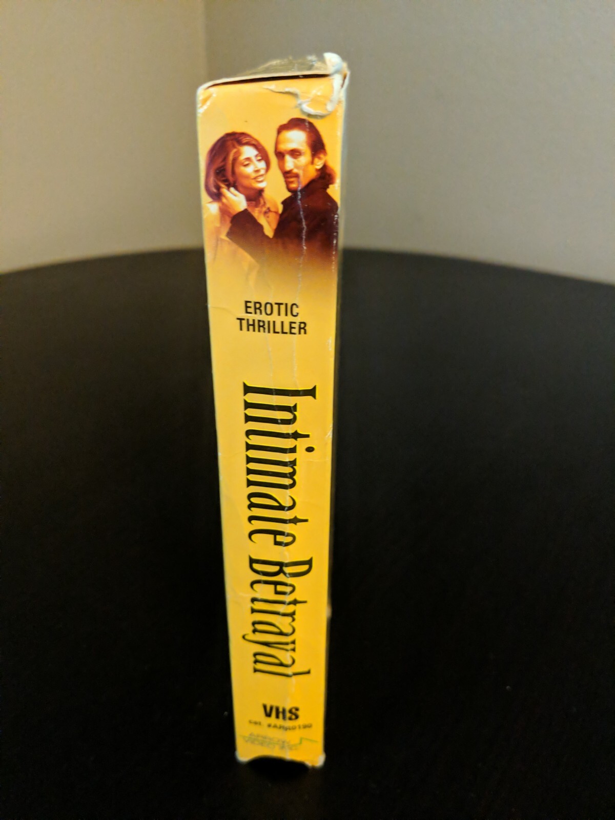 Intimate Betrayal (VHS, 1996) Dwier Brown, Jessica Hecht *BUY 2 GET 1 ...