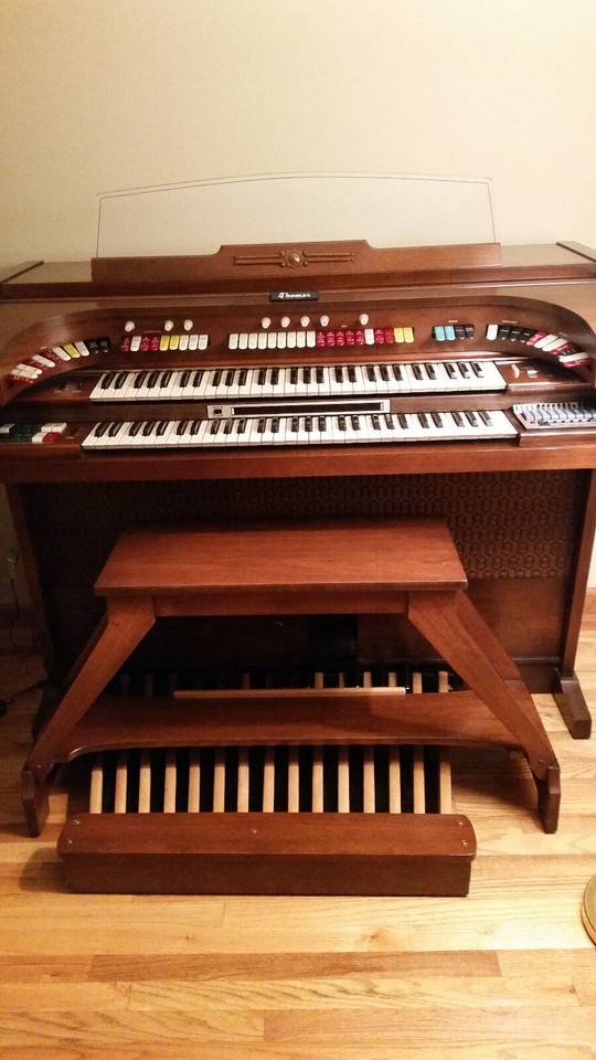 Thomas Electronic Theater Organ - Model 821C. Two keyboards, leslie ...