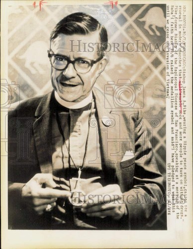 1967 Press Photo Bishop James A. Pike, wearing "Hippie" peace symbol ...