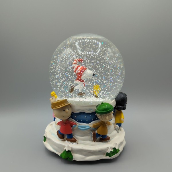Hallmark Peanuts Musical Water Globe With Wind up Motion Christmas for ...