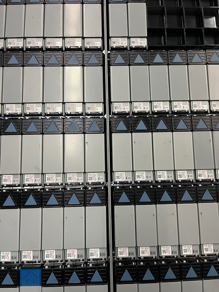 Hitachi DW-F800-DB60C 4U 60 Bay with 60 drive trays 2x I/O mod 2x power ...