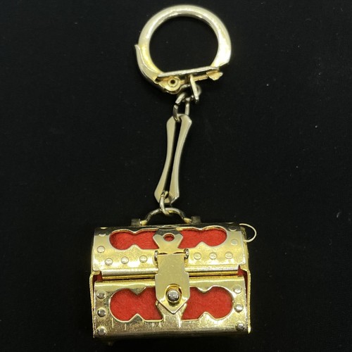 KEYCHAIN VTG Treasure chest Sewing kit gold tone metal keyring | eBay