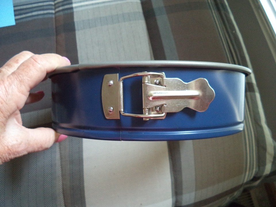 SPRINGFORM PAN WITH THREE DISNEY CHARACTERS INSERTS MICKEY, DONALD DUCK ...