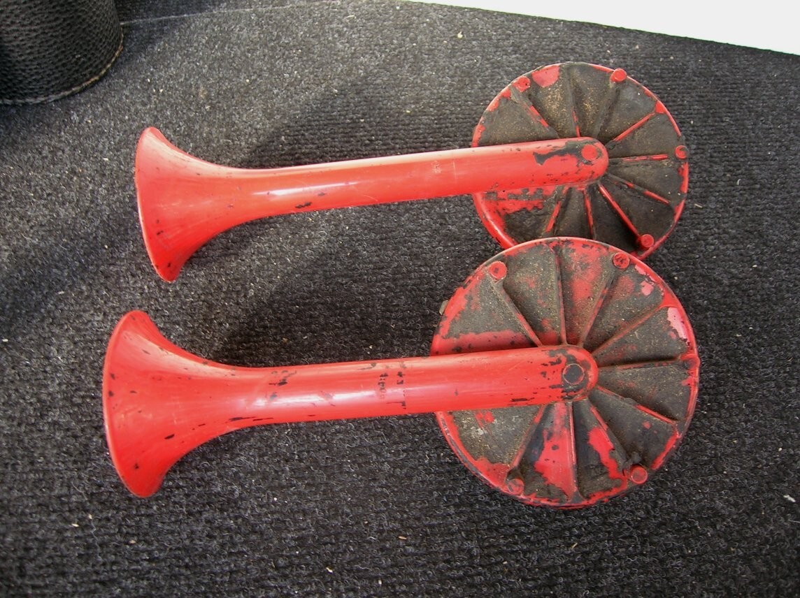 RED FANFARE HORNS PORSCHE 911 BOSCH VINTAGE ACCESSORY VW BMW MB NOT ...
