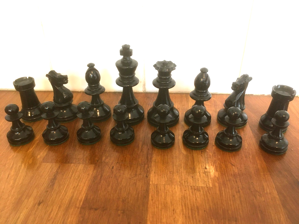 A WEIGHTED "STAUNTON" PATTERN" CHESS SET IN EXCELLENT CONDITION -LITTLE ...