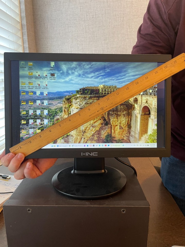 Small 16" widescreen LED monitor for kids, students or tight space ...