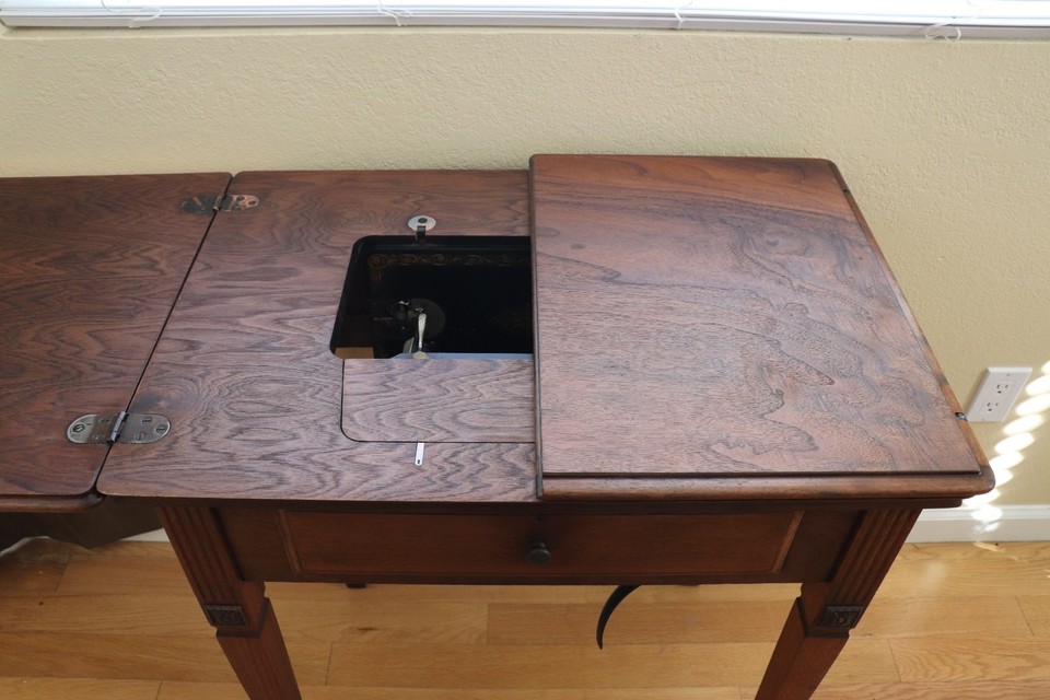 1926 Singer Sewing Machine with Singer No.40 Sewing Table / Cabinet ...