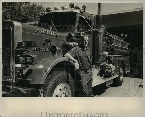 1987 Press Photo Alabama-Auburn fireman Ellis Mitchell stand near his ...