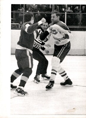 LG89 Original Photo NHL HOCKEY FIGHT MONTREAL CANADIENS PLAYER PUNCHED ...