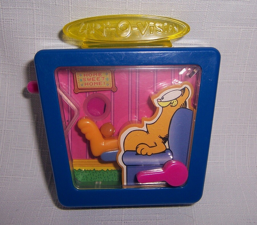 Garfield Collectible Game "Garf-O-Vision" Garfield has to kick the ball ...