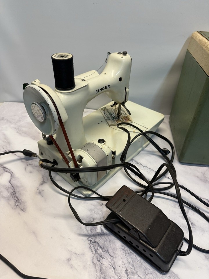 Vintage White Singer 221-K Featherweight Sewing Machine With Green Case ...