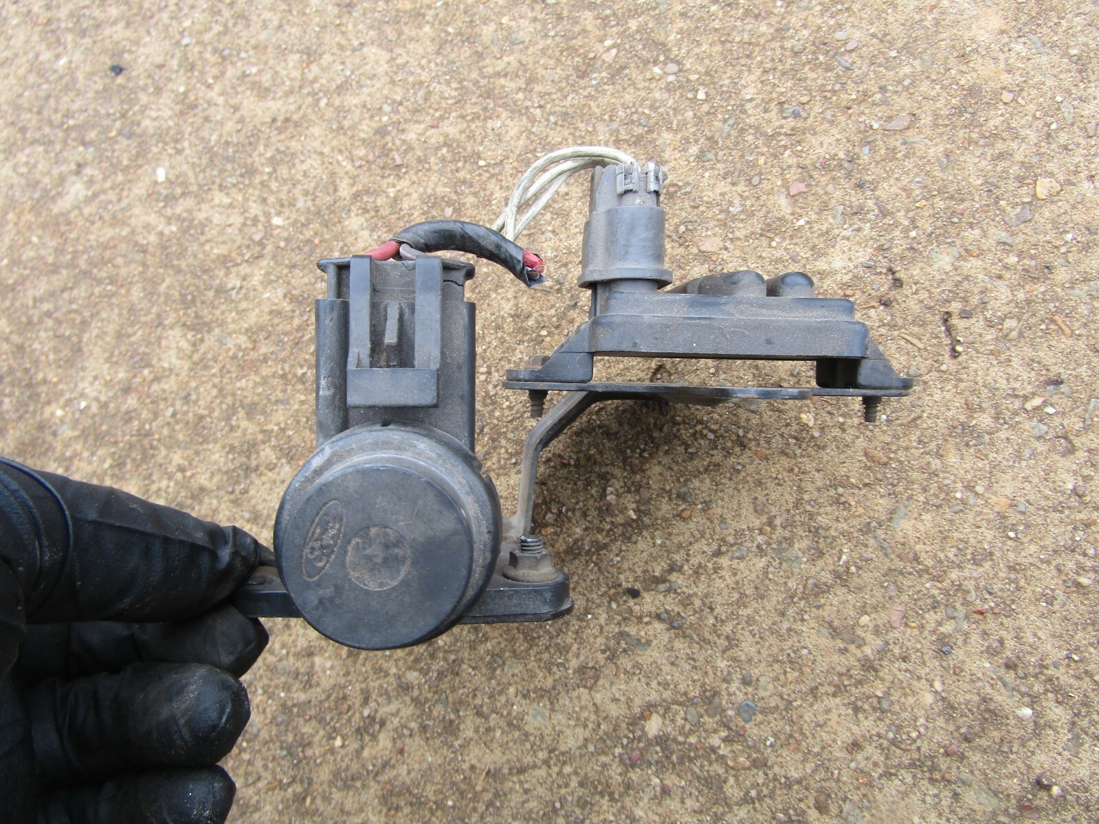 1990-1994 Lincoln Town Car OEM emission sensors & bracket 90 91 92 93 ...