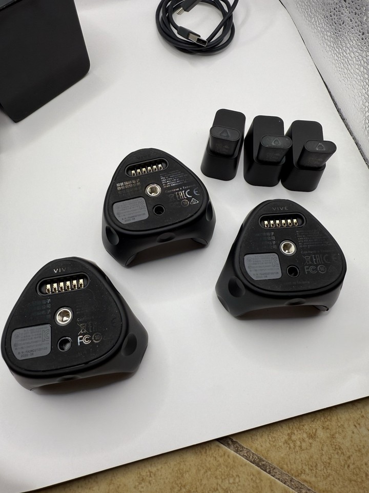 3 HTC VIVE Trackers 3.0 + 3x Straps 2x Base Stations VRChat Full Body ...