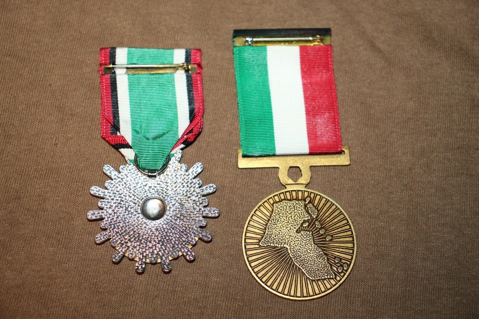 Original Gulf War I Kuwaiti Liberation Medal & Saudi Gulf War Victory ...