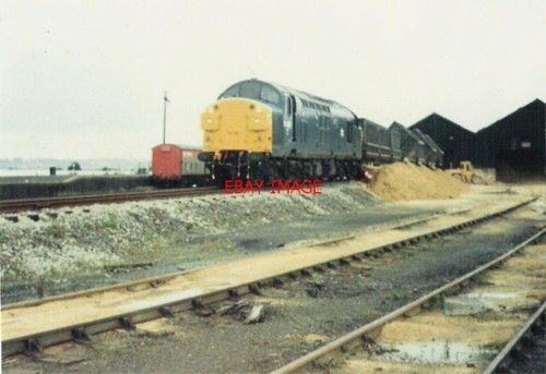 PHOTO CLASS 37 37003 MONTROSE 19TH AUGUST 1985 SEES 6L22 UNLOAD AT THE ...