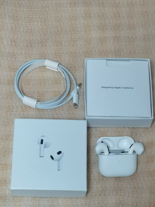 Apple Earphones 3nd Generation Pods with Wireless Charging Case - Full ...