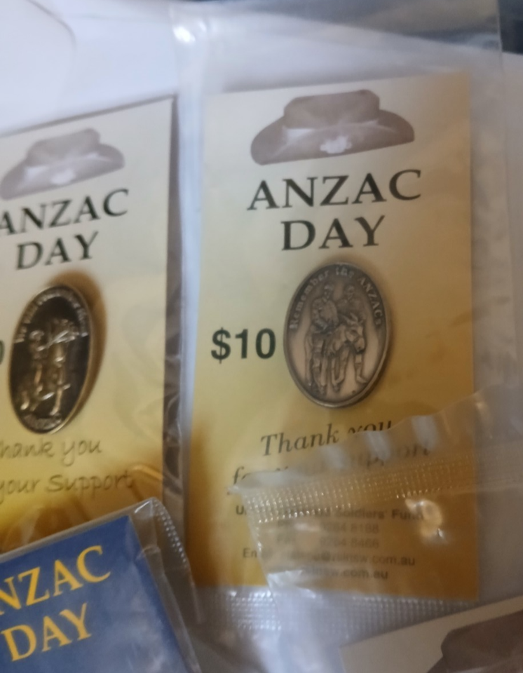 NEW IN PACK - BULK LOT - ANZAC DAY BADGES PINS x 9 - INCLUDES SLOUCH ...
