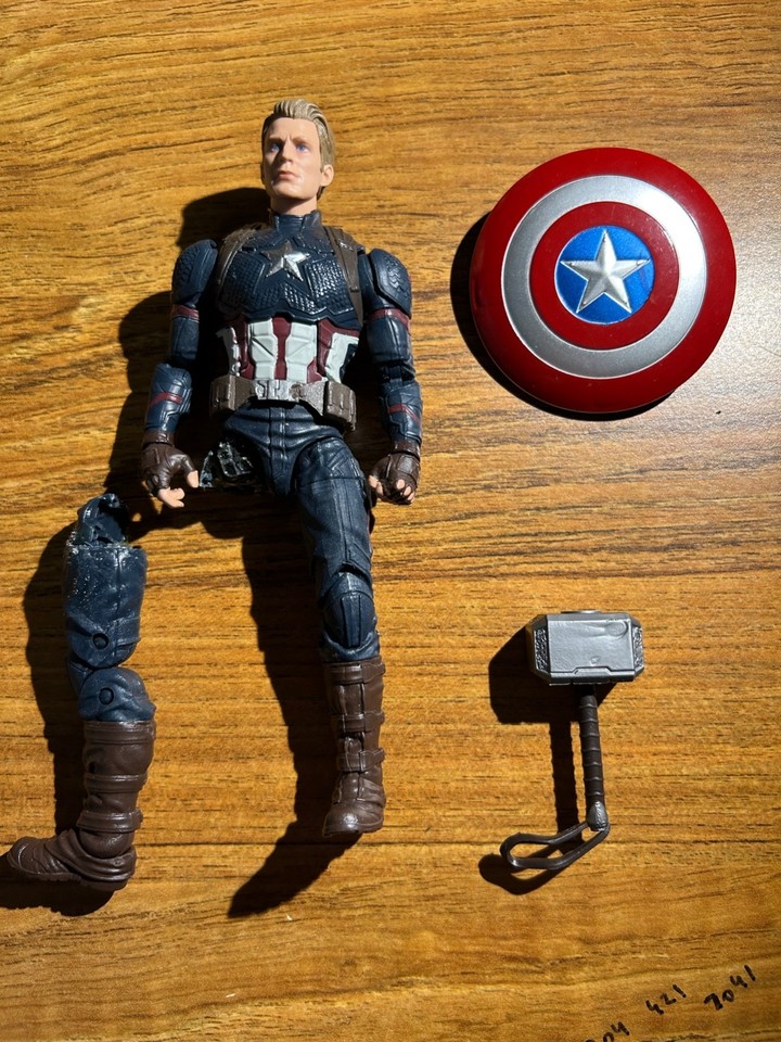 Box of 8 random action figures (marvel legends, figma, shfiguarts, Levi ...