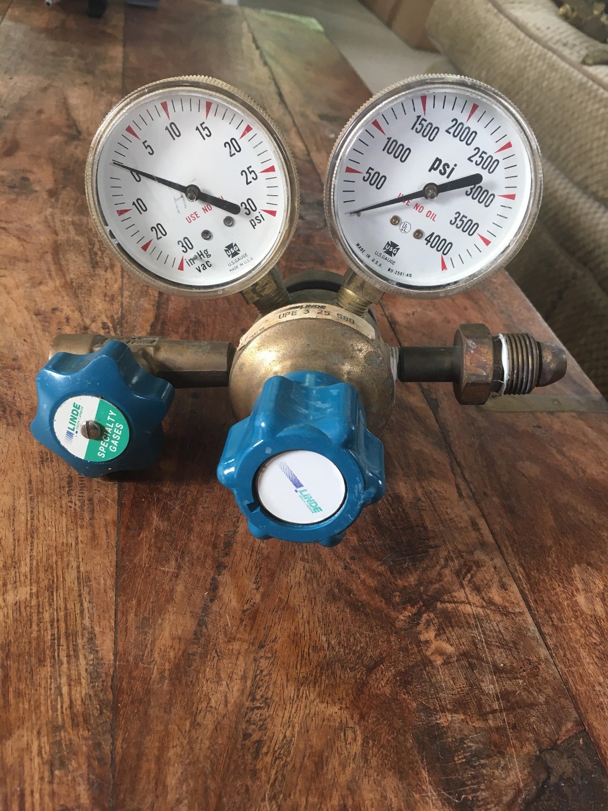 Union Carbide Linde Specialty Gases Regulator w/ USG 0-4000 PSI Gauge ...