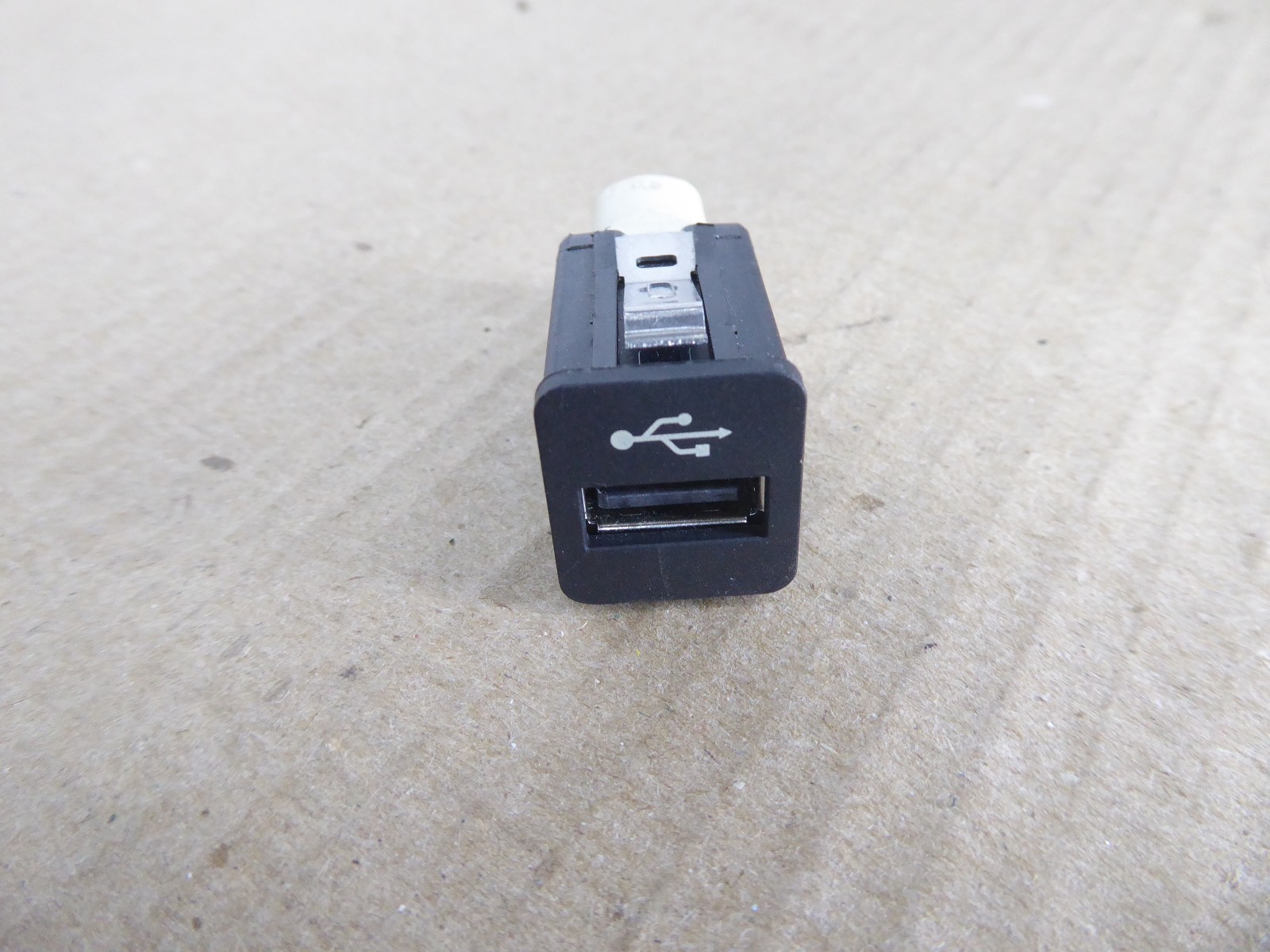 BMW OEM E60 E90 E92 E93 F07 F10 USB SOCKET INPUT RECEIVER | eBay