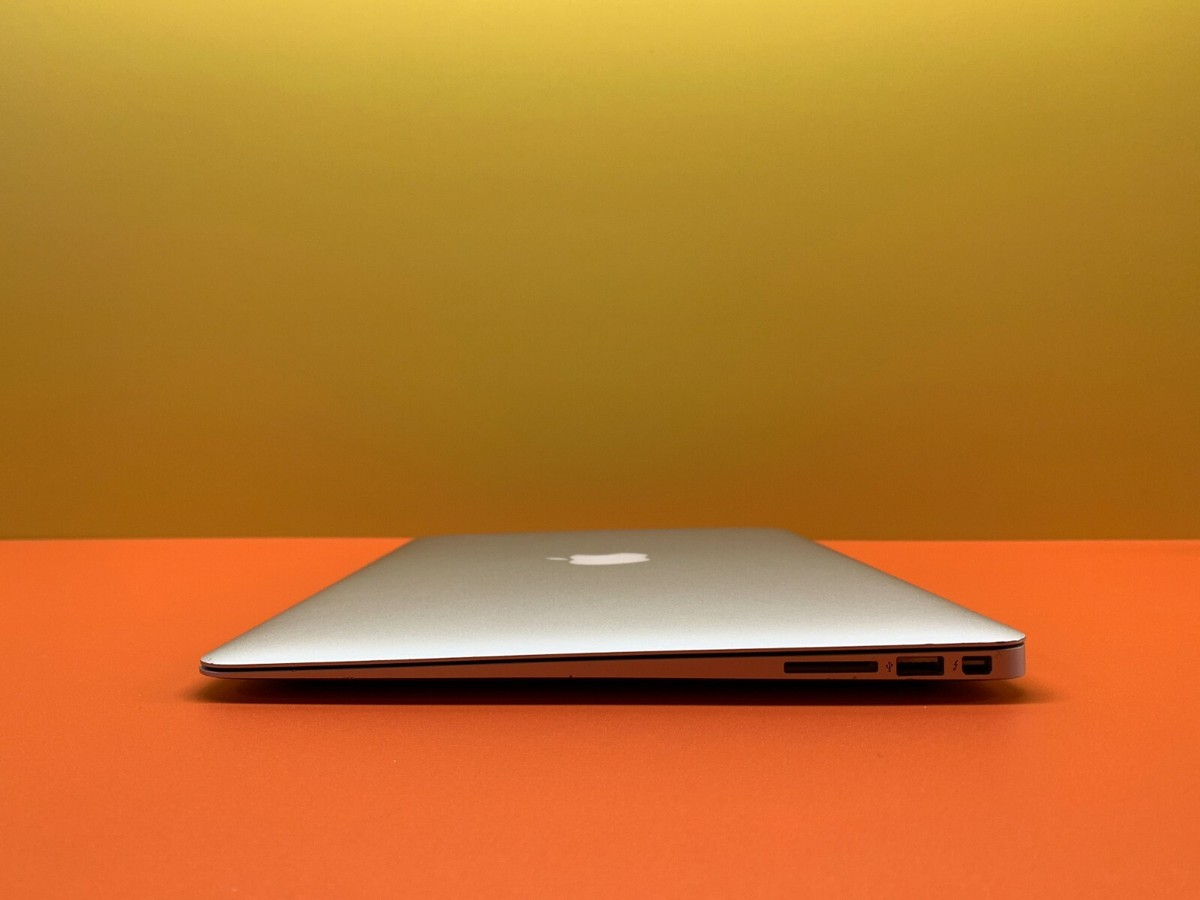 Apple MacBook Air 11 inch Laptop / 1.3GHz Core i5 / 256GB Apple MacBook Air 11 inch Laptop / 1.3GHz Core i5 / 256GB