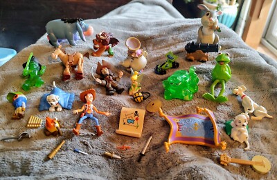 16 DISNEY FIGURES & ACCESSORIES: TINKERBELL, KERMIT, PIRATES, ONWARD ...