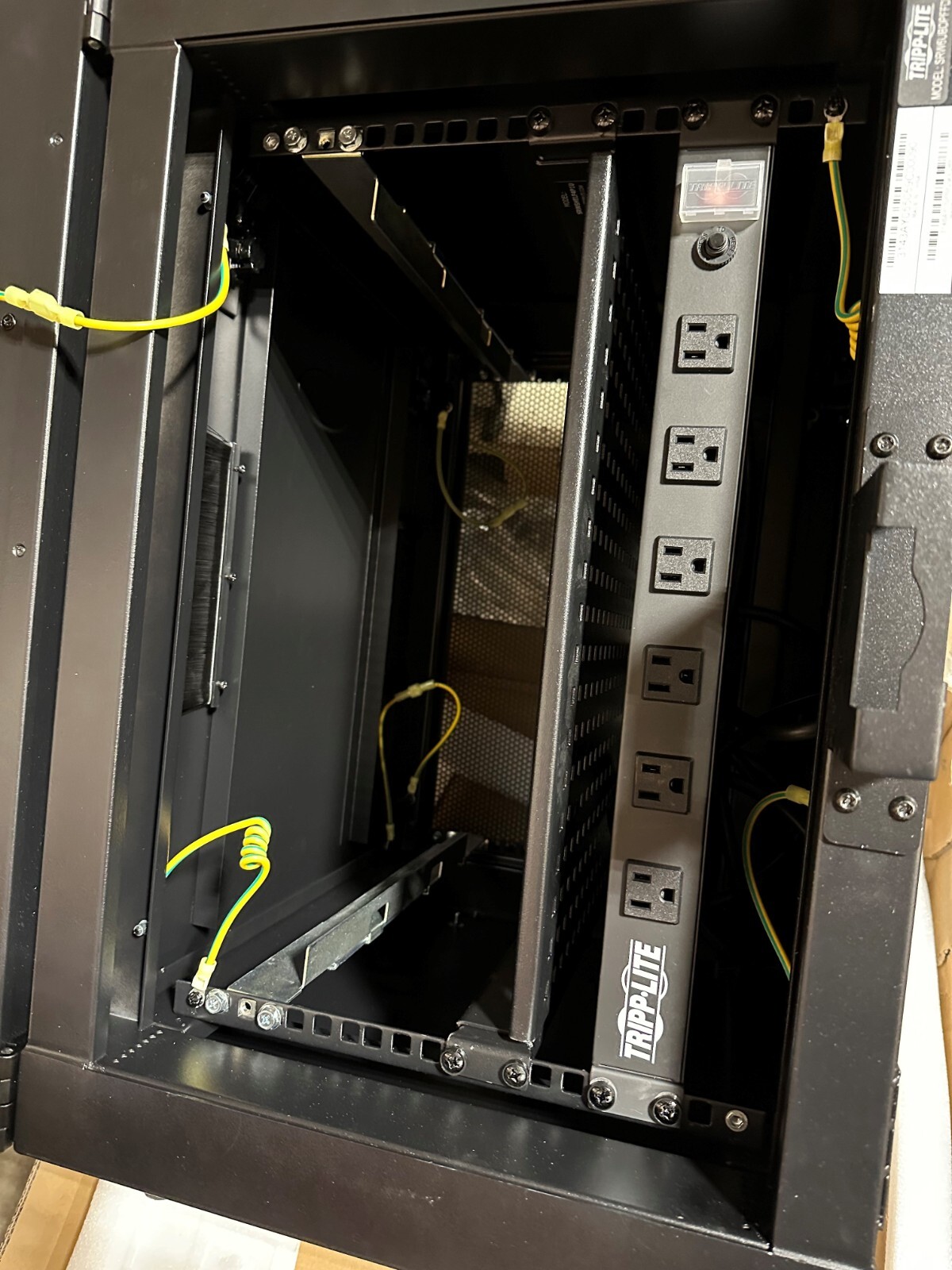 6U Wall Mount Rack Enclosure Cabinet New Tripp Lite SRW6U W/ RS-1215-RA ...