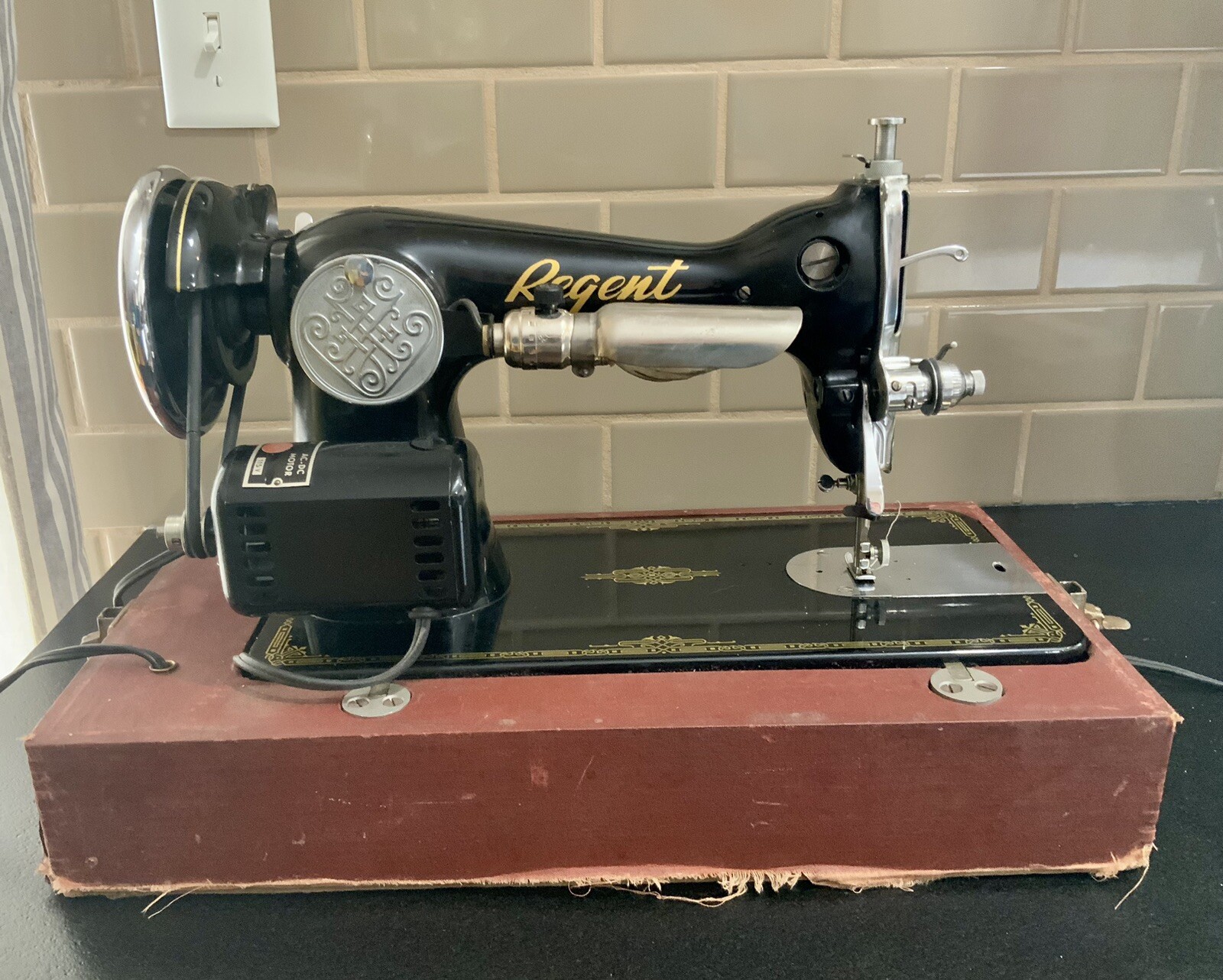VTG Regent Sewing Machine In Case. Beautiful Design Details - Working ...