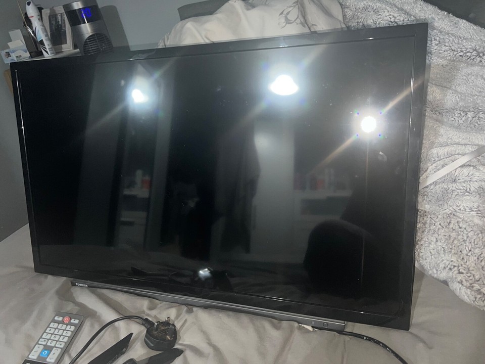 Toshiba 32 inch Smart HD Ready LED TV . Screen is black | eBay UK