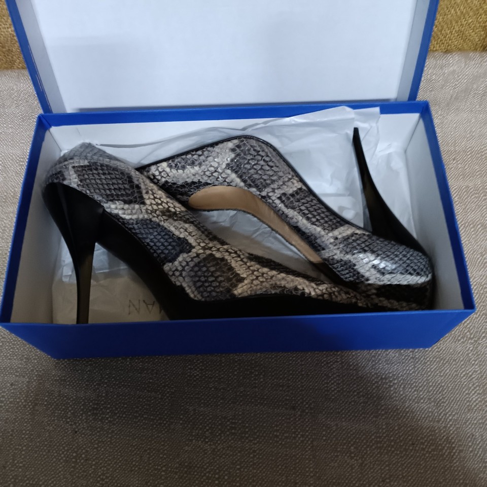WOW!! STUART WEITZMAN ~ GRAY/BLACK PYTHON LIKE SKIN PUMPS!! SIZE 12W | eBay